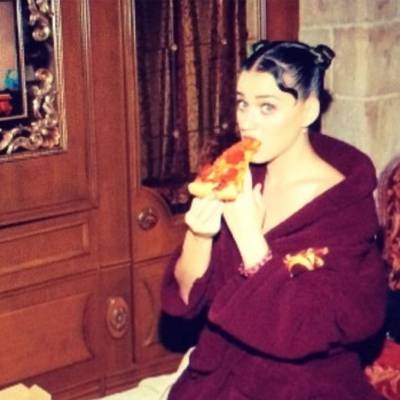 Celebrities Eating Pizza: Katy Perry, Jennifer Lawrence & Beyonce ...