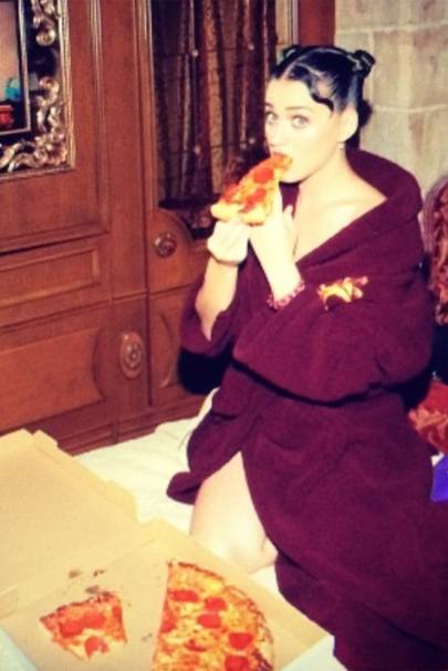 Celebrities Eating Pizza: Katy Perry, Jennifer Lawrence & Beyonce ...