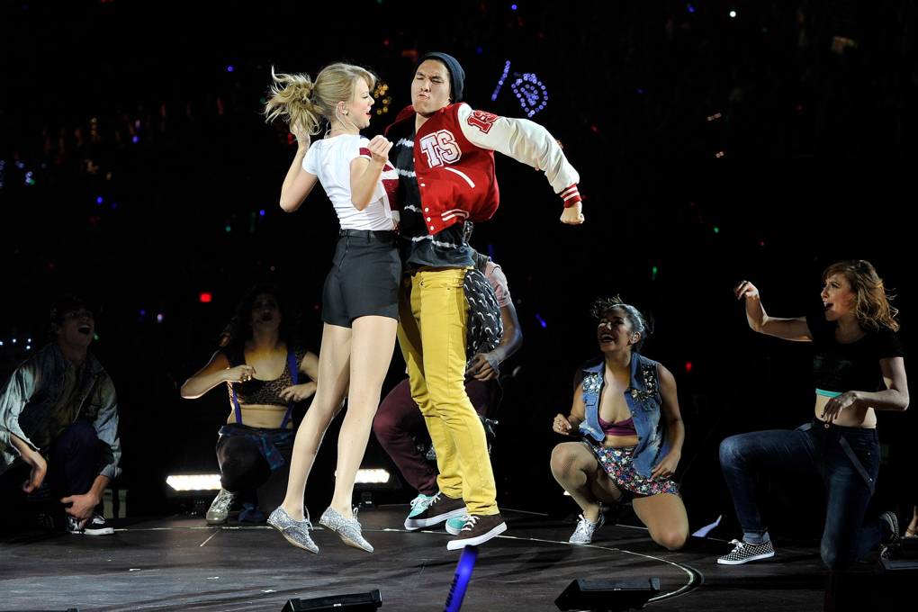 Male fan invades stage Taylor Swift concert -Celebrity News & Gossip ...
