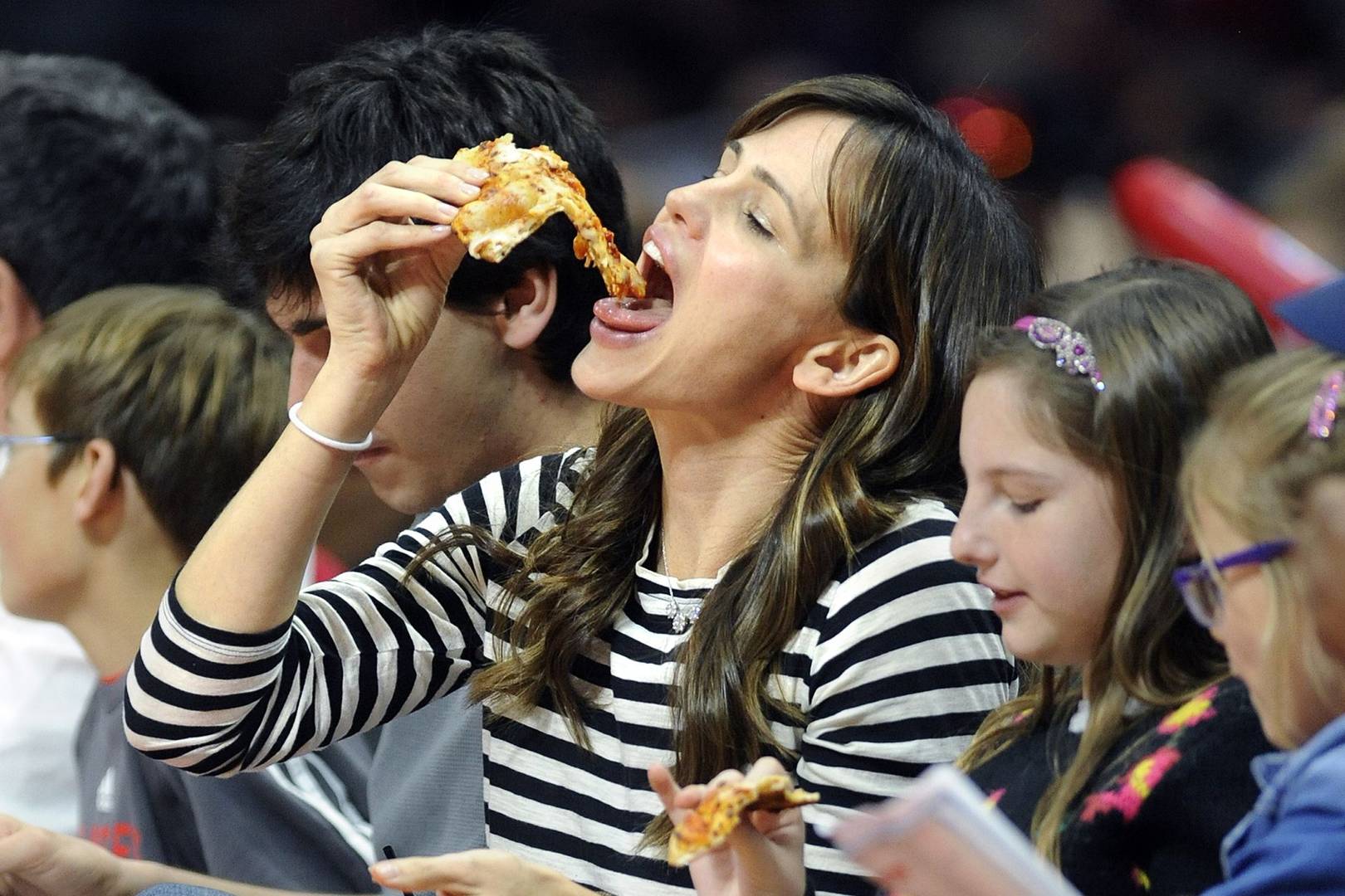 Celebrities Eating Pizza: Katy Perry, Jennifer Lawrence & Beyonce ...
