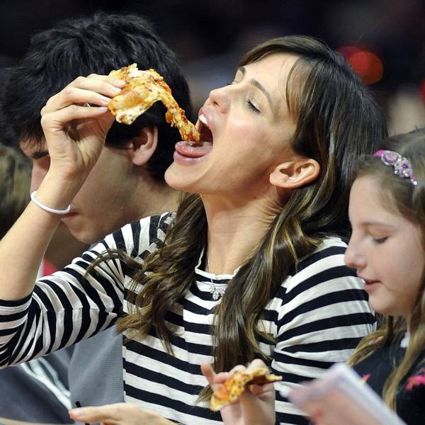 Celebrities Eating Pizza: Katy Perry, Jennifer Lawrence & Beyonce ...