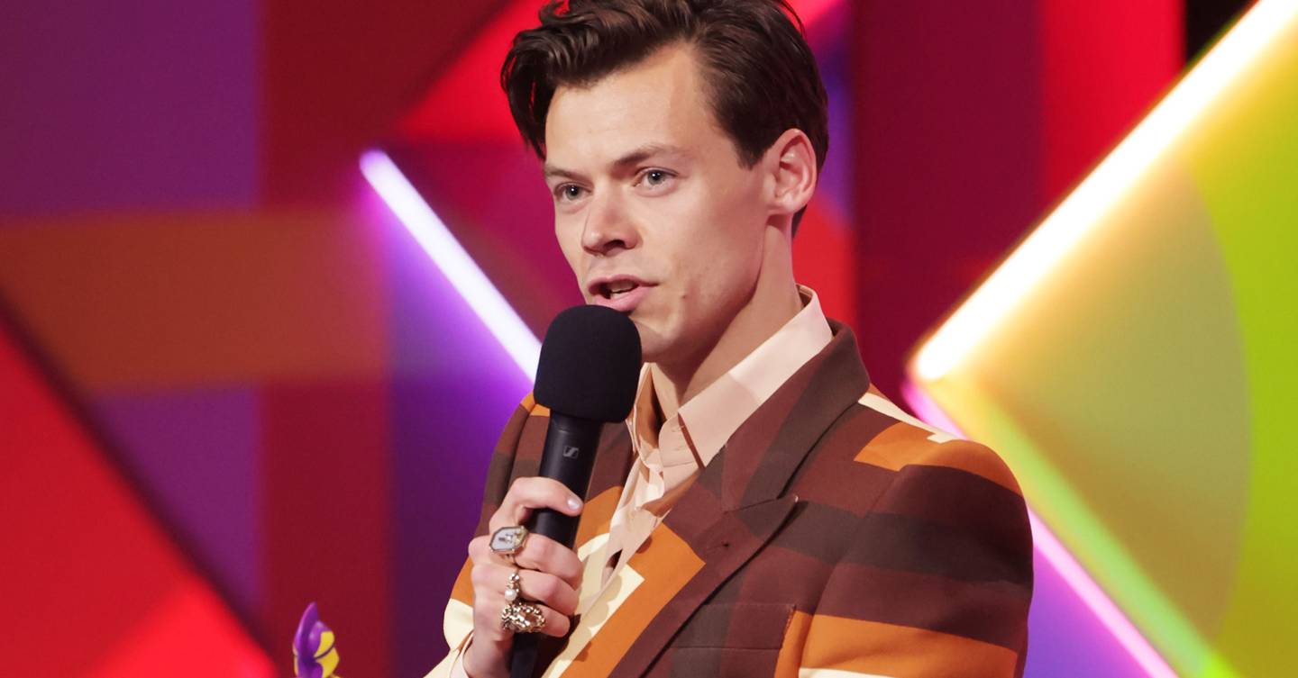 Harry Styles: Fashion Story in Photos 2012 - 2021 (lots of shirts ...