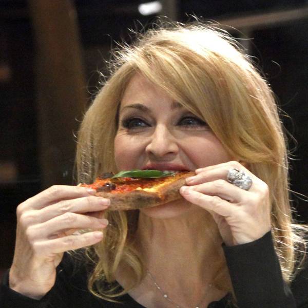 Celebrities Eating Pizza: Katy Perry, Jennifer Lawrence & Beyonce ...