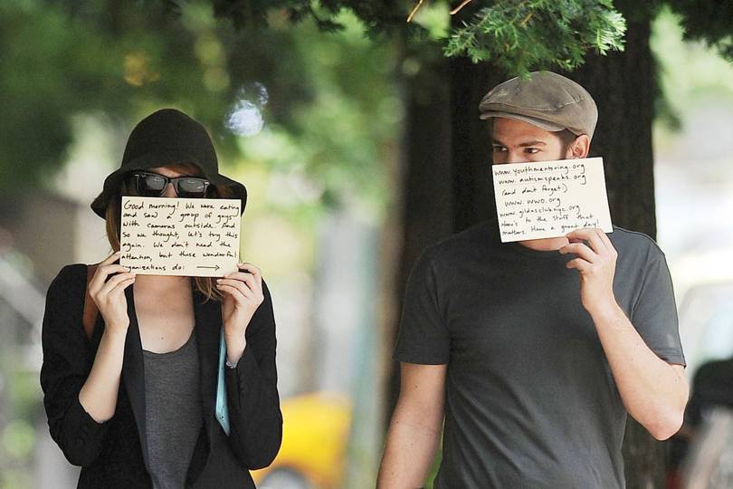 Emma Stone Andrew Garfield paparazzi holding sign -Celebrity News ...