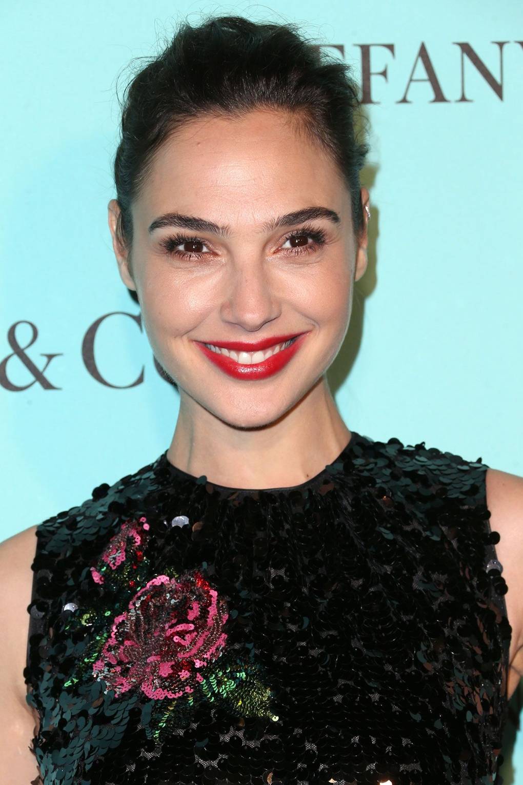 Gal Gadot hairstyles & makeup - celebrity beauty, Wonder Woman | Glamour UK