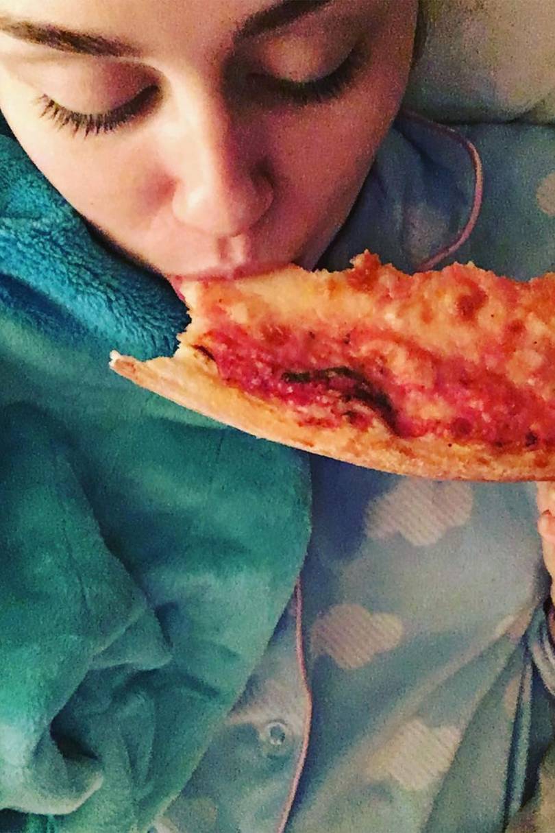 Celebrities Eating Pizza: Katy Perry, Jennifer Lawrence & Beyonce ...