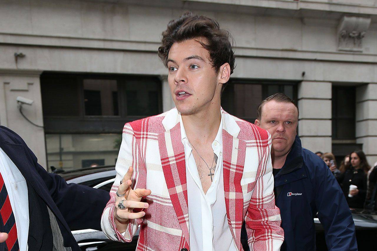 Harry Styles Style: Fashion Story in Photos 2012 - 2015 (lots of shirts ...