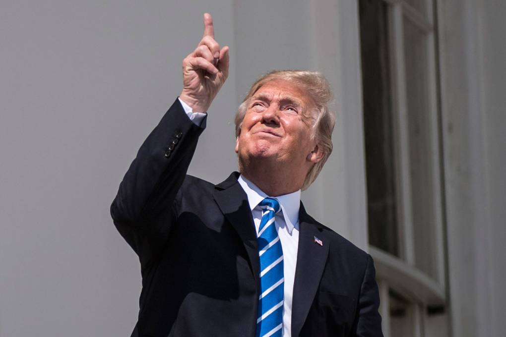 Donald Trump looked directly at the sun during the solar eclipse ...