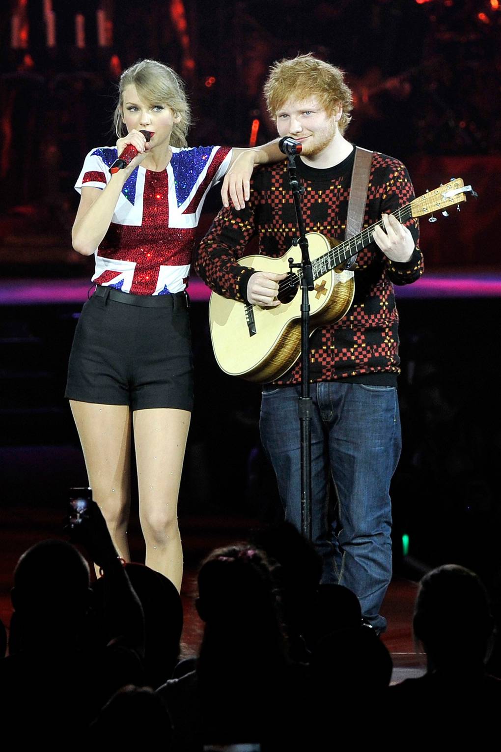 Male fan invades stage Taylor Swift concert -Celebrity News & Gossip ...