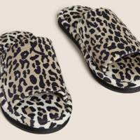 37 Best Slippers For Women To Wear in Lockdown 2021 | Glamour UK