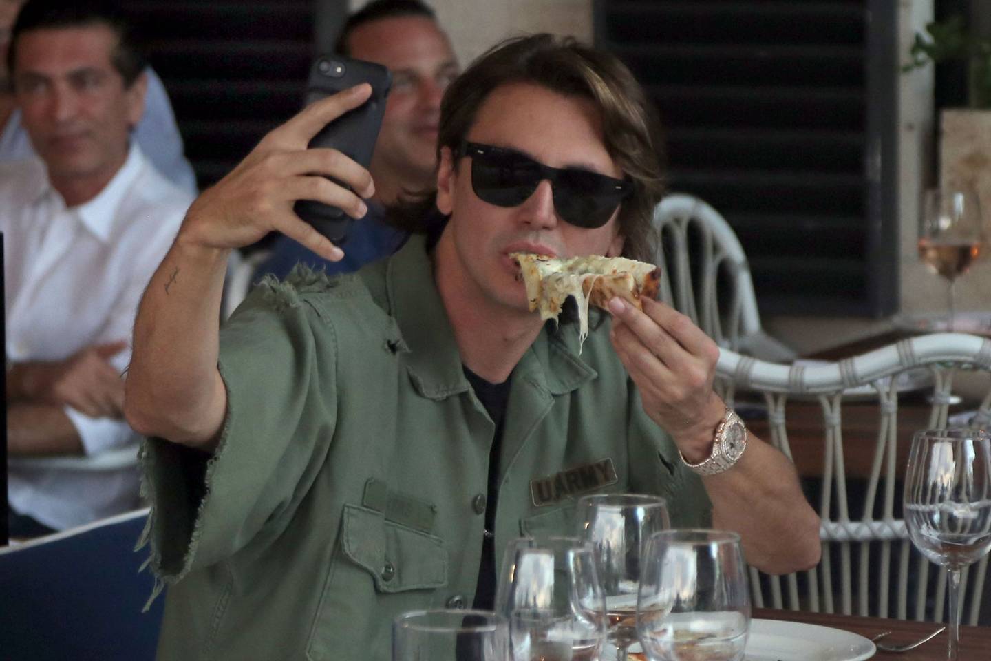 Celebrities Eating Pizza: Katy Perry, Jennifer Lawrence & Beyonce ...